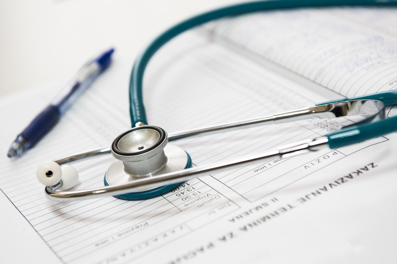 Dr. Lisa Sanders Crowdsources Diagnoses for Rare Diseases in Netflix ...